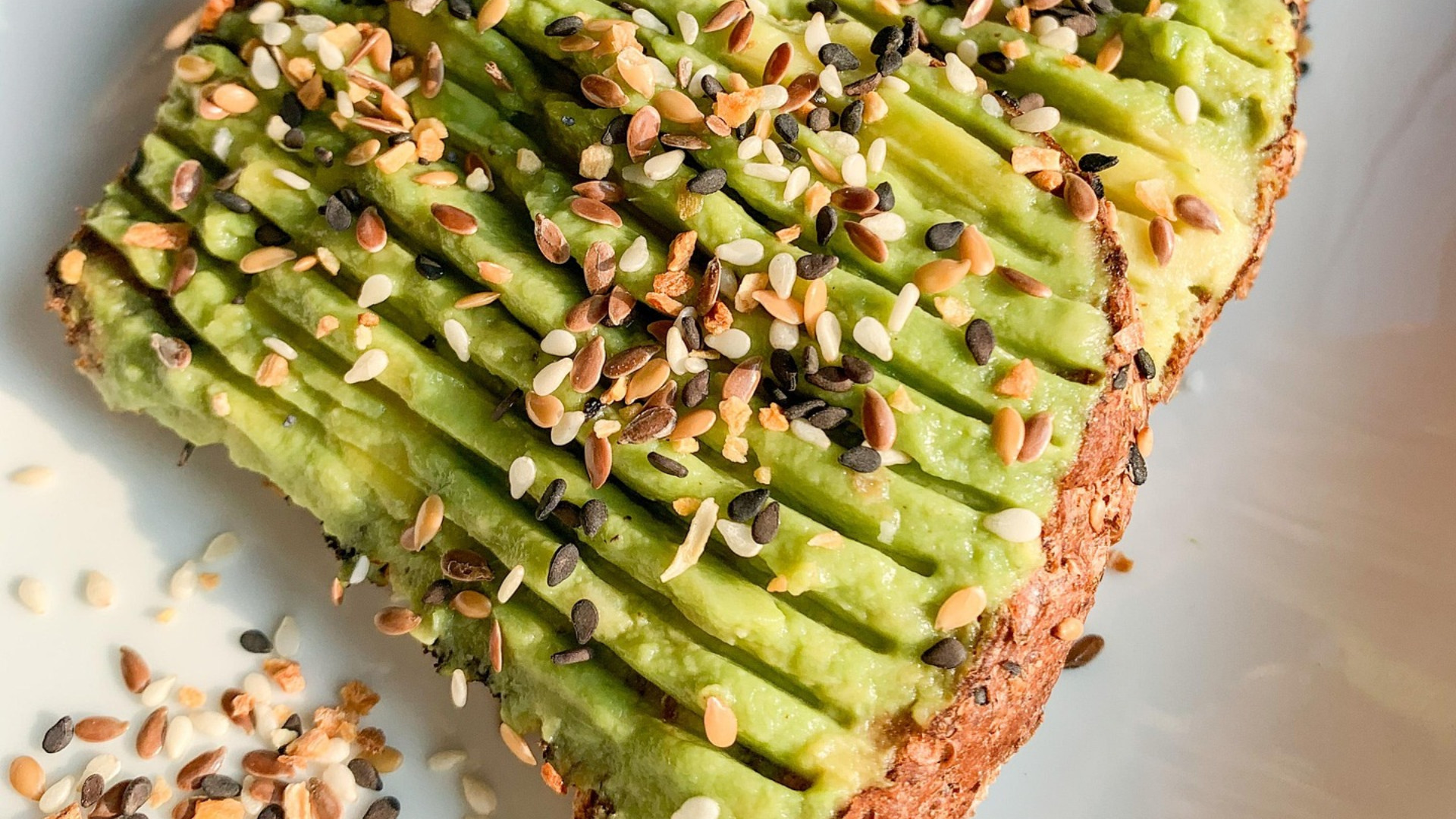 Avocado auf Vollkornbrot mit Sesam - Happy Lemuro