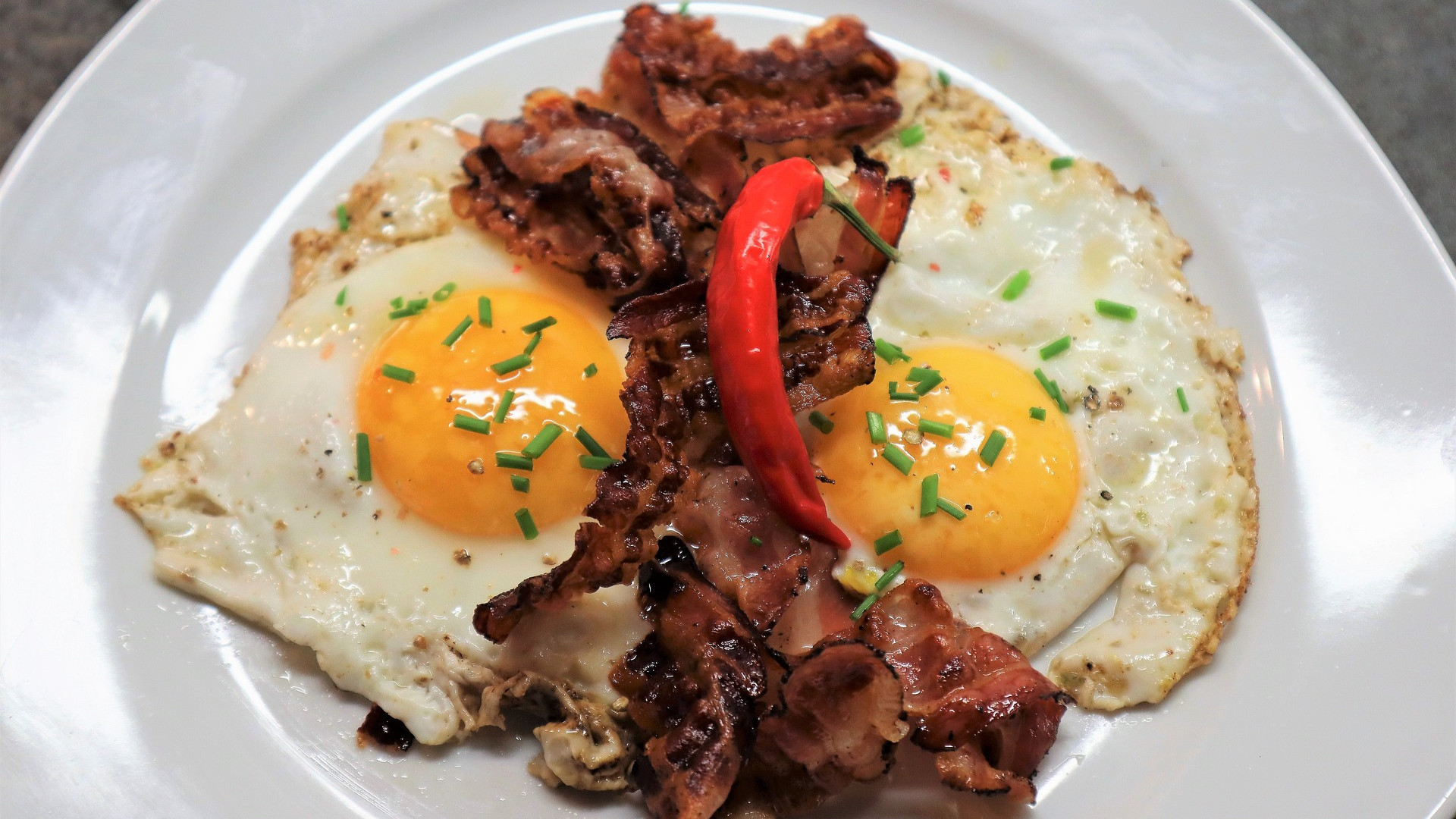 Bacon und Spiegeleier - Happy Lemuro